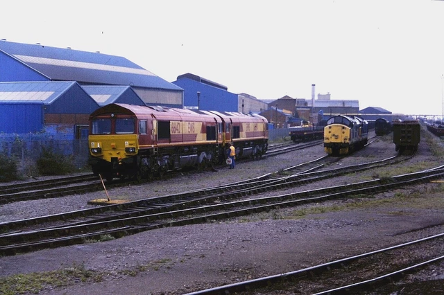 ORIGINAL 35MM SLIDE, EWS class 66 66142 + another + 2 class 37's ...