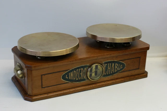 BALANCE TYPE BÉRANGER&L'INDECROCHABLE "à deux plateaux en laiton sur ...