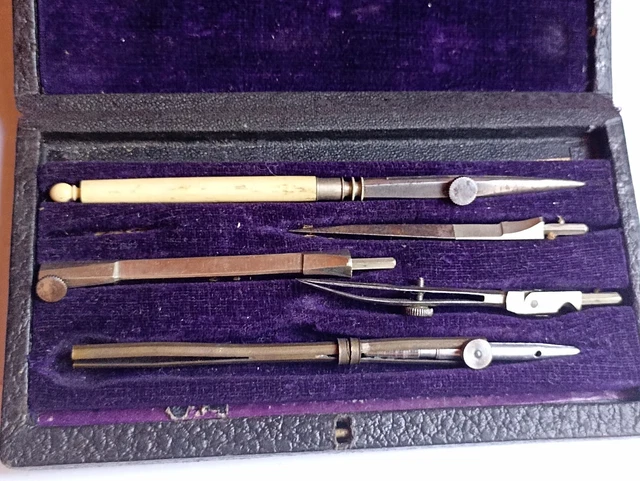 ANCIENNE BOÎTE À compas/instruments de traçage x5 pièces EUR 14,00 ...