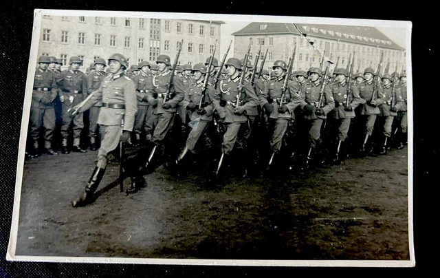 WEHRMACHT FOTO-POSTKARTE SOLDATEN Parade vor Offizier WW2 WK2 Militär ...