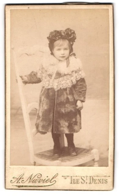 PHOTO A. NAVIEL, Ile St. Denis, Rue Méchin 16, Fille im Mäntelchen avec ...