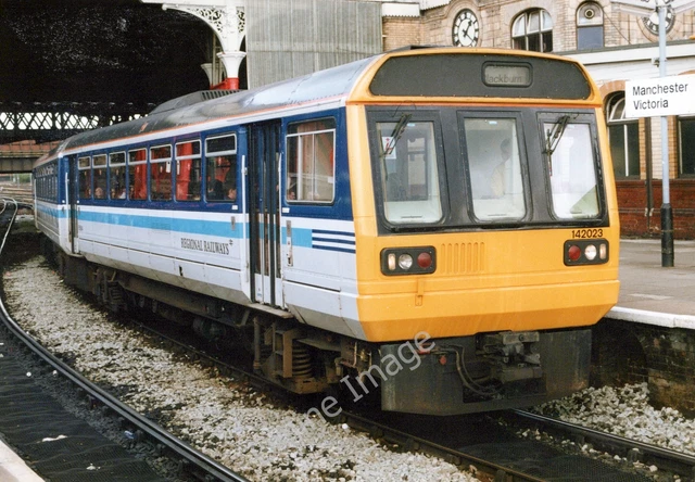 RAILWAY PHOTO 6X4 Class 142 DMU 142023 Manchester Victoria 25/4/92 £2. ...