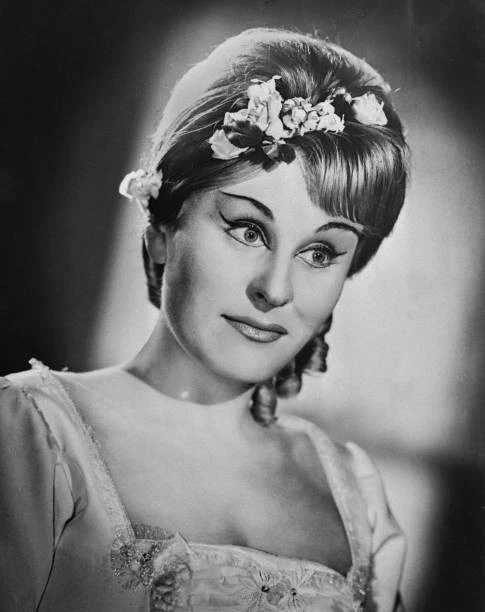OPERA SINGER JOAN Carlyle stage costume during a studio portrait - 1961 ...