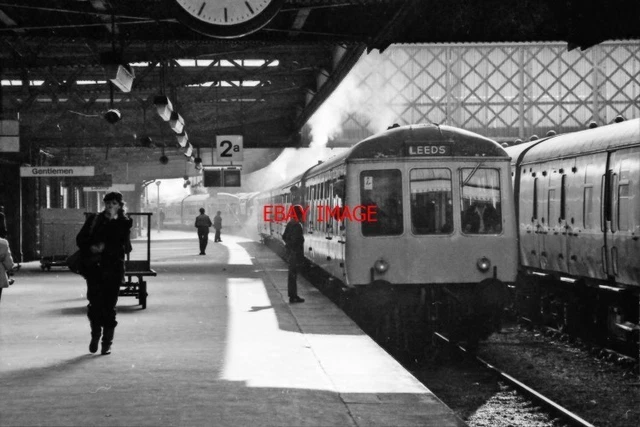 PHOTO DMU At Sheffield Raiwlay Station 1980S £1.85 - PicClick UK
