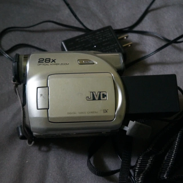 JVC GR-D347U VINTAGE Digital Video Camera 28x Optical Hyper Zoom 800x ...