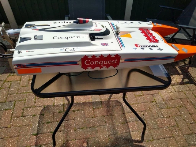 AEROMARINE CONQUEST CAT RC power boat, complete with engine, pipe and ...