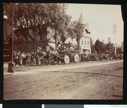 PARADE WITH FLOATS and flags flying 1920 California Old Photo EUR 6,60 ...