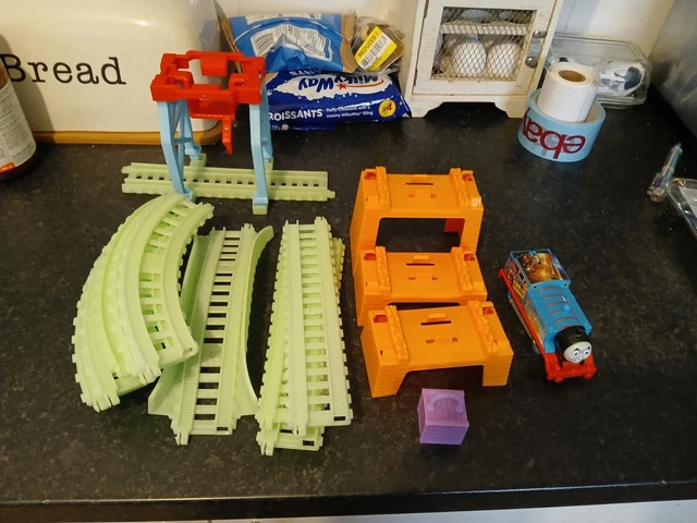 THOMAS & FRIENDS Trackmaster Hyper Glow Pieces Track & Light up THOMAS ...