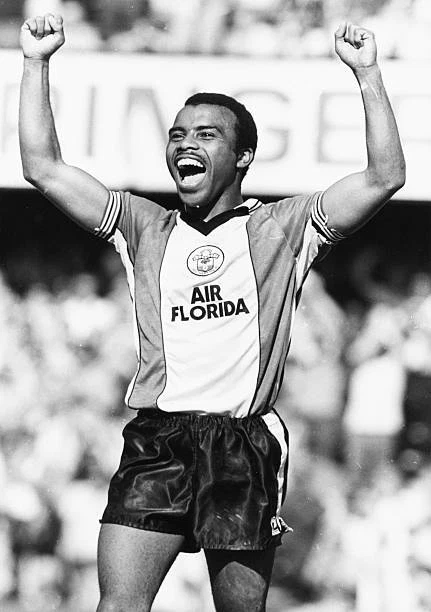 SOUTHAMPTON FOOTBALL CLUB striker Danny Wallace raises his arms i - Old ...