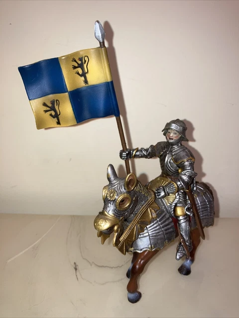 SCHLEICH GERMANY BLUE/YELLOW Knight Action Figure pn Horse Holding Flag ...