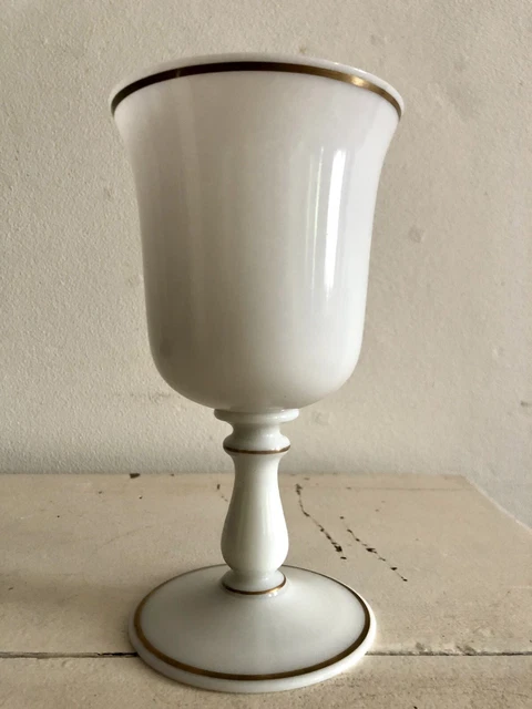 ANCIEN VERRE SUR pied soufflé, en opaline Blanche Et Filets Dorés / Parfait État EUR 18,00 ...