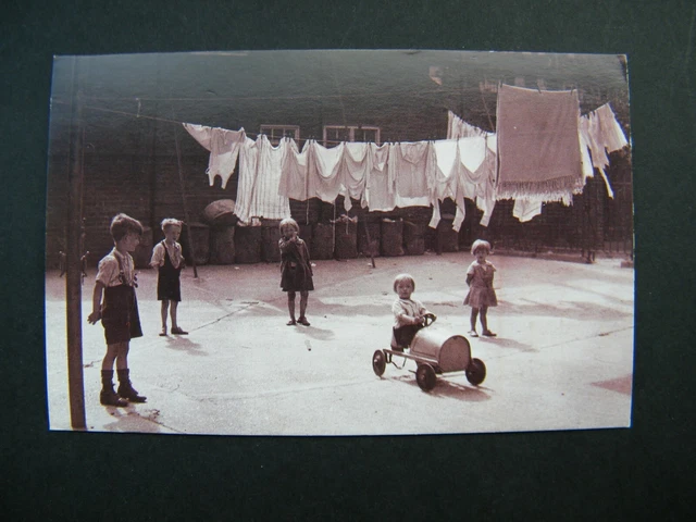 NOSTALGIA POSTCARD OF Children Playing in London's East End, 1933. EUR ...