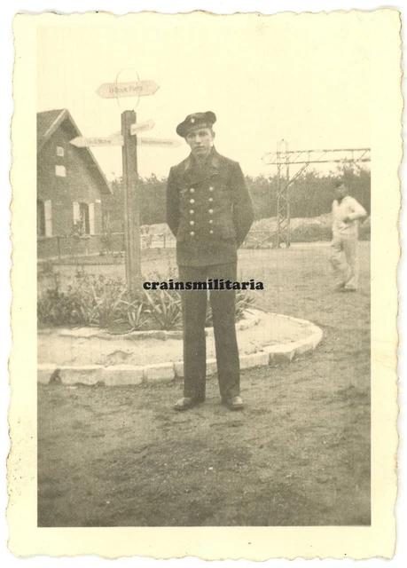 ORIG. FOTO MATROSE b. Wegweiser "U-Boot-Platz" Kaserne BEVERLOO Beverlo ...