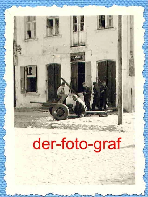 FOTO, RUSSLAND, SOLDATEN der Luftwaffe mit der Pak vor dem Standort, um ...