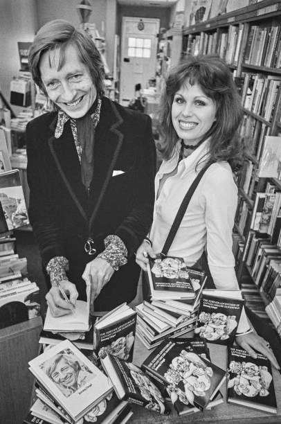 ENGLISH SCREENWRITER JEREMY Lloyd is joined by Joanna Lumley OLD PHOTO ...