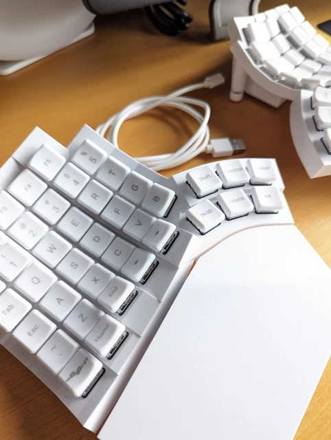 GLOVE80 SPLIT WIRELESS Ergonomic Keyboard with Concave Keywell by ...