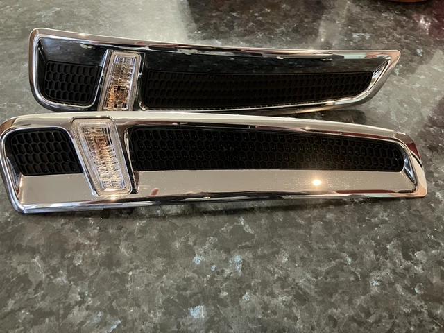 HOLDEN COMMODORE VF Front Guard Flute Flasher Indicator Repeaters ...