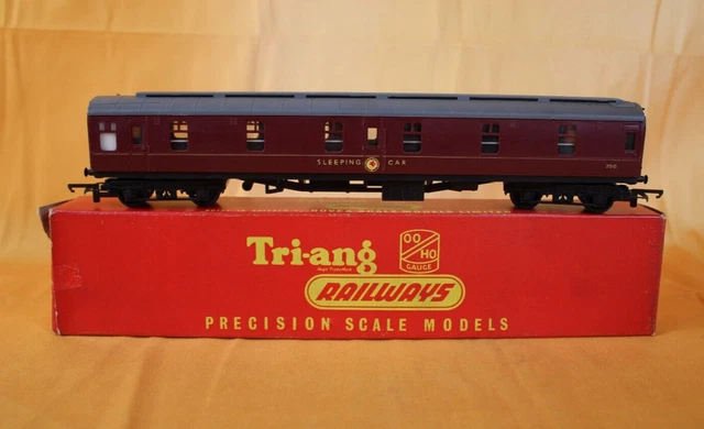 TRIANG R.339 OO Gauge/1:76 Scale BR 2nd Class Sleeping Car - Boxed £12. ...