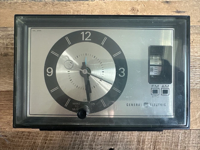 WORKING VINTAGE GENERAL Electric Clock Radio C2590A Walnut Grain AM/FM ...