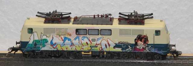 MÄRKLIN 83342 E-LOK BR 111 018-8 GRAFFITI EDITION DB, HLA Decoder Mä ...