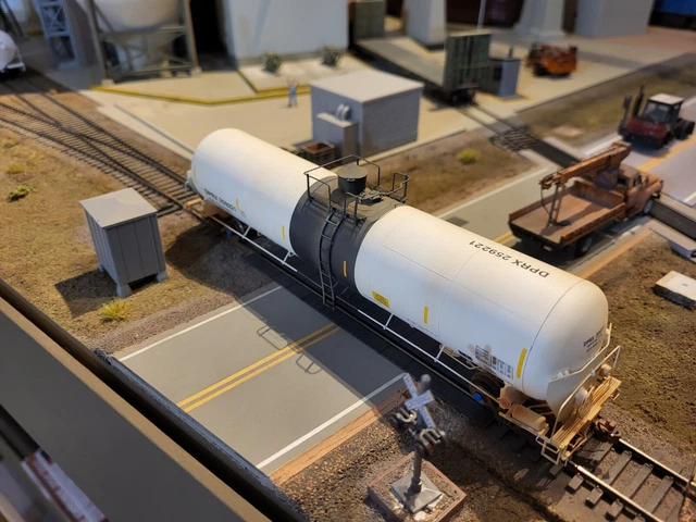 CUSTOM WEATHERED HO scale Scaletrains 31K crude oil tank car DPRX ...