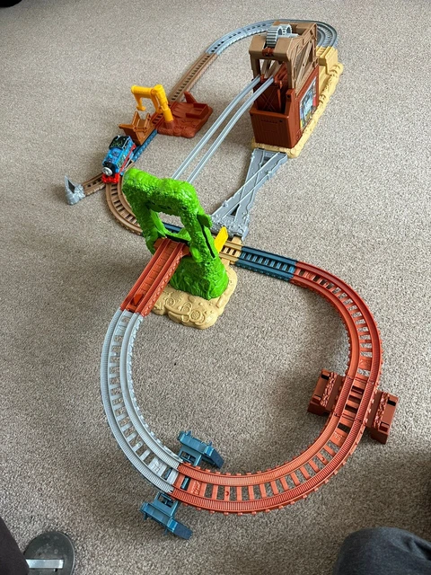 THOMAS THE TANK Engine Track Master Motorised Railway Scrapyard Escape ...