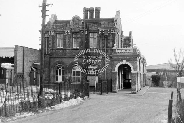 PHOTO BR BRITISH Railways Station Scene - MALDON EAST 1963 2 £1.99 ...