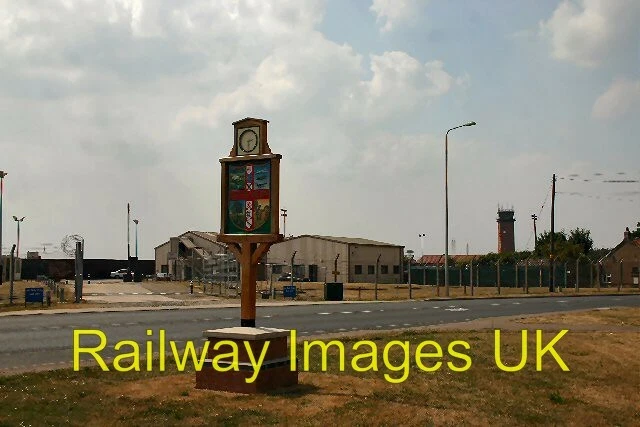 PHOTO - VILLAGE sign and control tower RAF Mildenhall c2006 EUR 2,77 ...