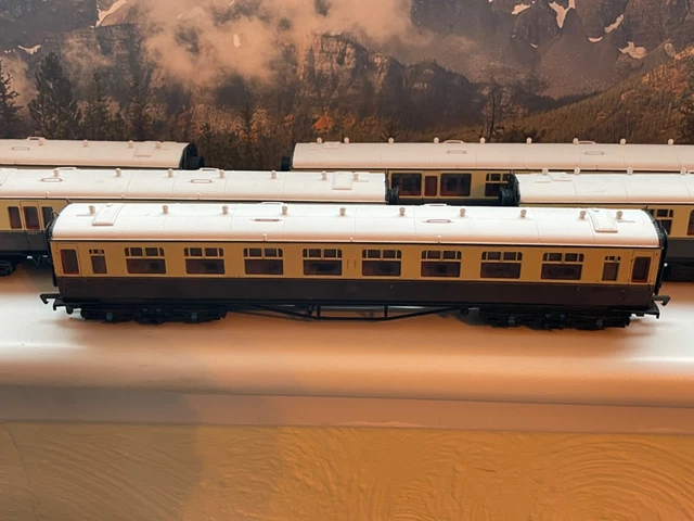 JOB LOT OF eight OO gauge GWR model railway carriages (all eight). £42. ...