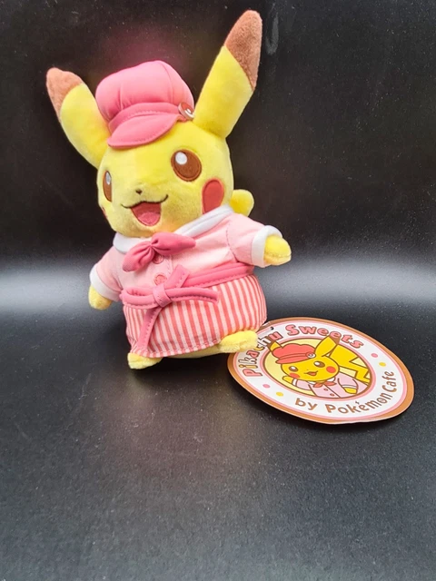 🍓⚡ PIKACHU SWEETS by Pokémon Café – Peluche Pikachu Pâtissière Rose ...