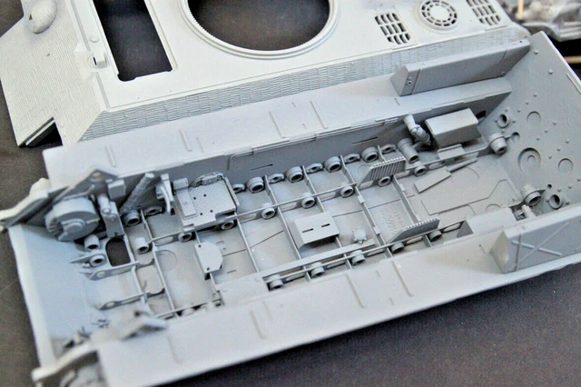 1:35 TAKOM 2047 Sd.Kfz.182 King Tiger Henschel Turret teilgebaut ...