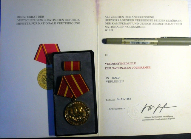 DDR NVA MILITARIA, Verdienstmedaille in Gold, plus Urkunde 1983 EUR 35 ...