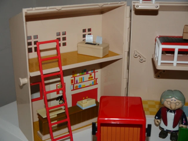 POSTMAN PAT BUNDLE Deluxe Pencaster Sorting/Post Office Van 5 Figures ...