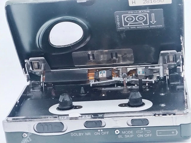 LE MOTEUR DU lecteur de cassette Walkman Sony WM EX 909 tourne pour ...
