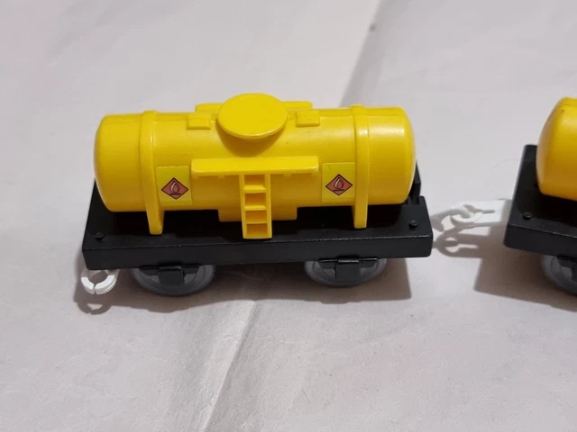 THOMAS THE TANK Engine & Friends Trackmaster 2 x YELLOW GAS TANKER ...