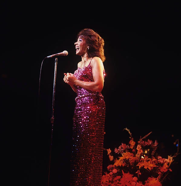 WELSH SINGER SHIRLEY Bassey Performs Live On Stage 1982 Old Photo $8.50 ...