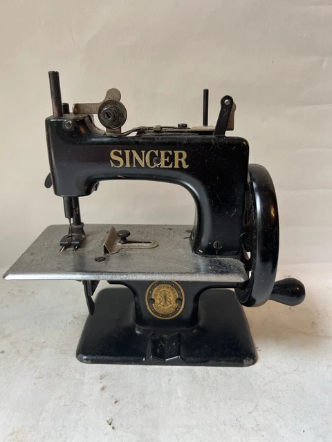 VINTAGE SINGER SEW Handy Children's Sewing Machine Model 20 Circa 1950 ...