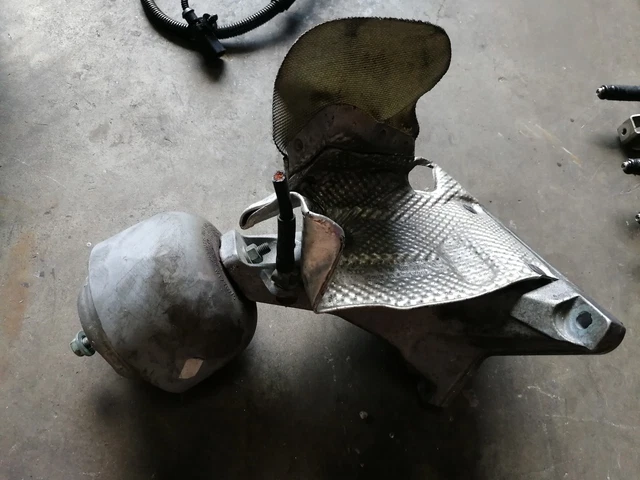 AUDI A4 5B Soda Right Engine Mount Hoist 8D0199388G 8D0199379M ...