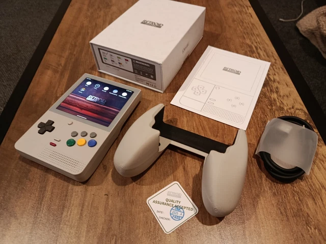 RETROID POCKET CLASSIC 6 Android Handheld 6gb RAM 128gb ROM With Extras ...