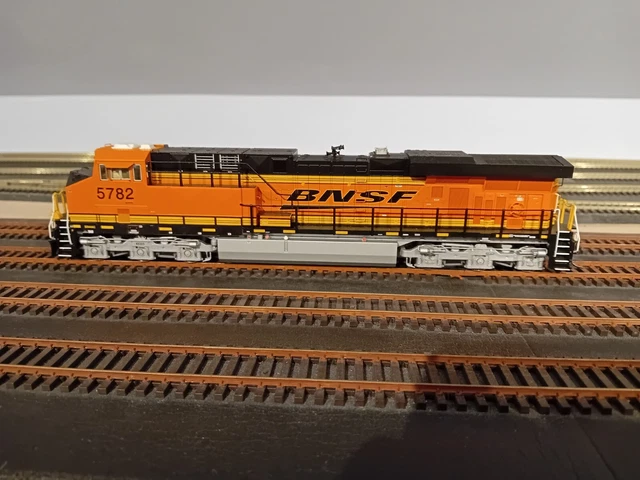 INTERMOUNTAIN BNSF HO Scale ES44C in 'Swoosh' Livery DCC fitted $257.90 ...