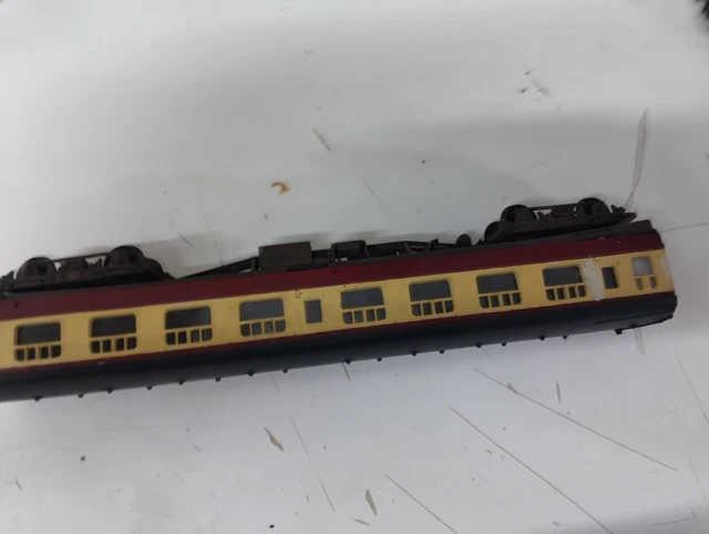 MAINLINE OO GAUGE Corridor Second Coach repainted damaged £5.45 ...