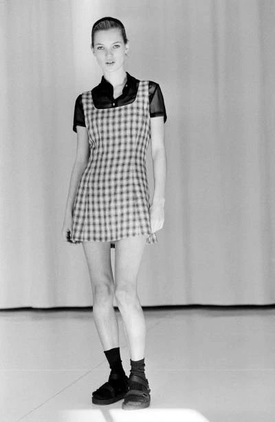 KATE MOSS MODEL in a Calvin Klein fashion show 1993 Old Photo 51 EUR 6 ...