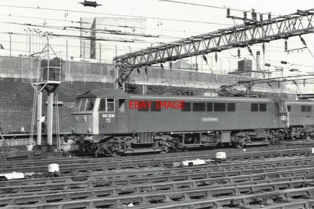 PHOTO CLASS 86 At Euston No 86 208 City Of Chester (Ex-E3141) In Br ...
