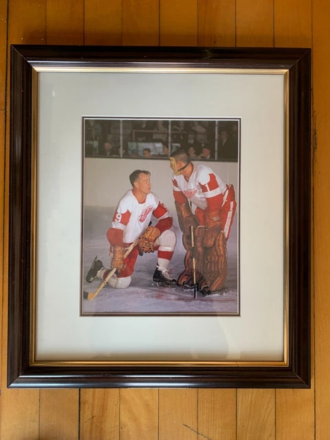 VINTAGE PHOTOGRAPHY IN frame of GORDIE HOWE & TERRY SAWCHUK Detroit Red ...