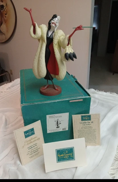 WALT DISNEY CLASSICS Collection Figurine CRUELLA DE VIL 101 DALMATIANS ...