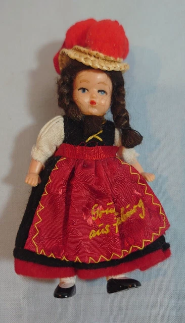 PETITE POUPÉE TRADITIONNEL " salutation de Fribourg " EUR 15,00 ...