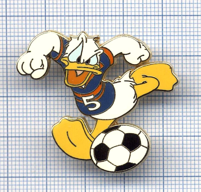 PIN'S DISNEY DLRP Donald Duck playing soccer World Cup Edition football ...