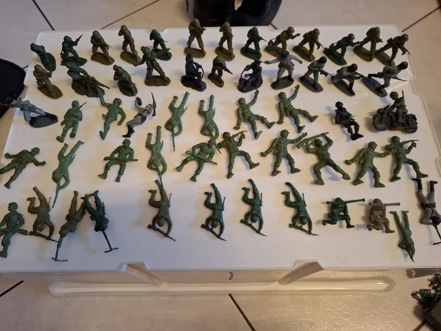 LOTTO 270 SOLDATINI Anni 60 70 + mezzi militari differenti serie colori ...