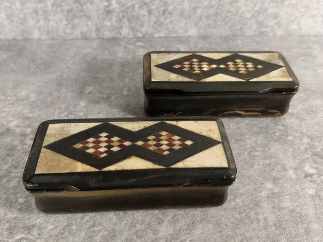 2 TABATIÈRES EN corne et écaille. Marqueterie damier. XIXème Siècle ...