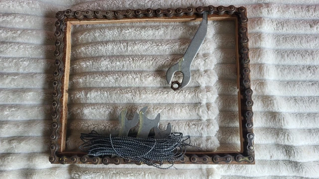 CADRE ARTISANAL ORIGINAL representant une scene d'un oiseau avec ses ...